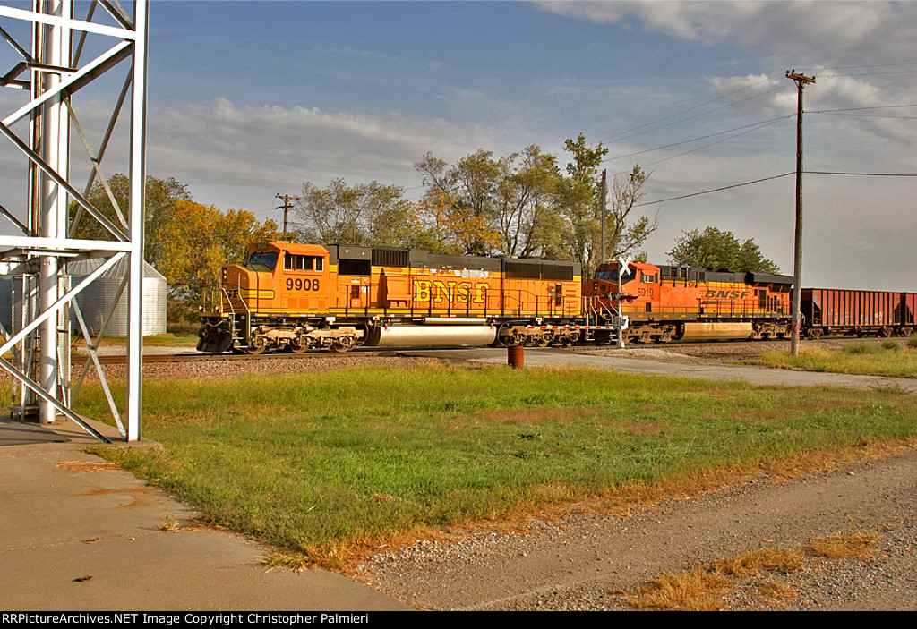 BNSF 9908 and BNSF 5919 Lead H-KCKWLM1-01